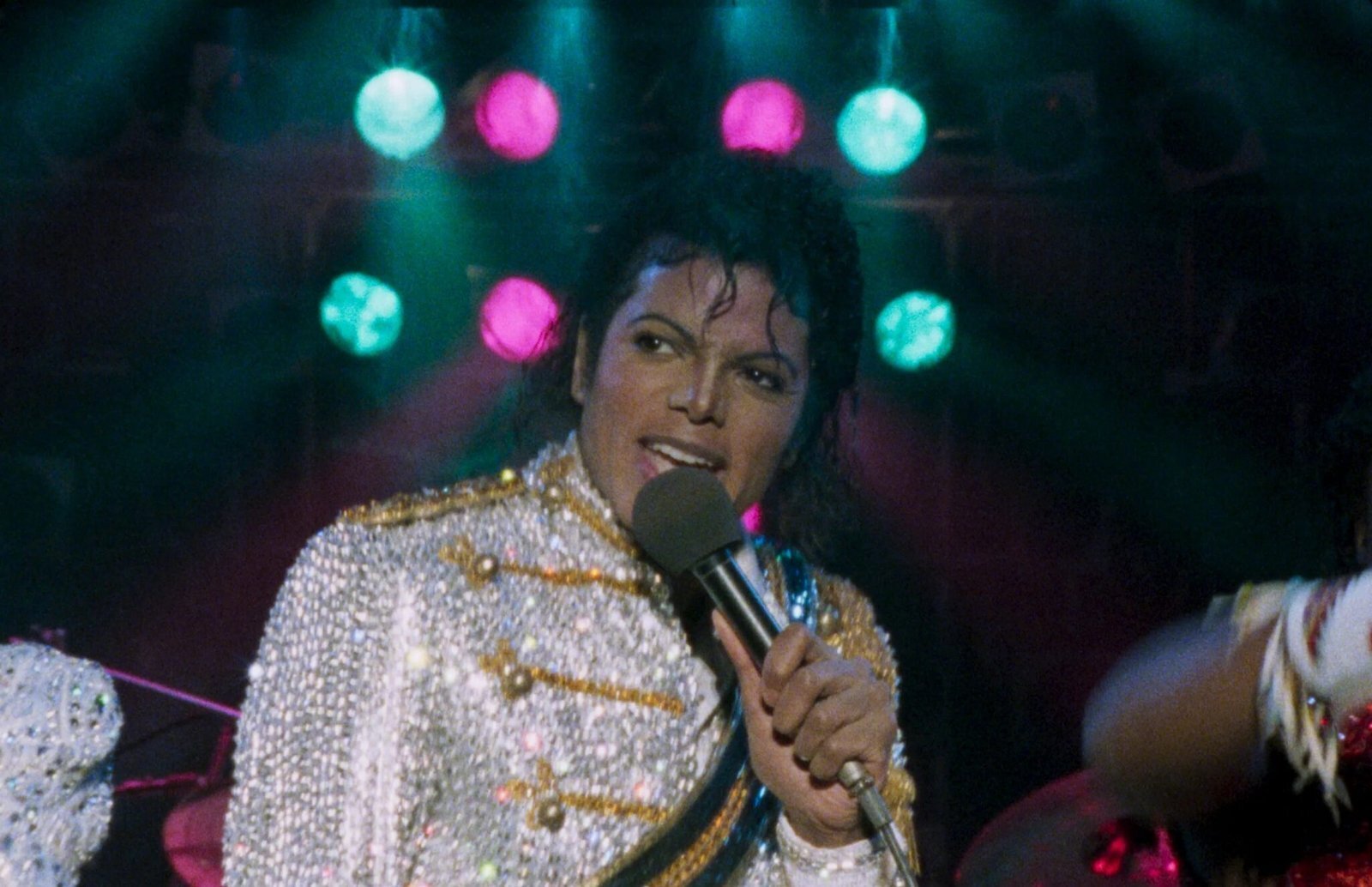 Michael Jackson sobe no topo da parada de álbuns com estreia do ...