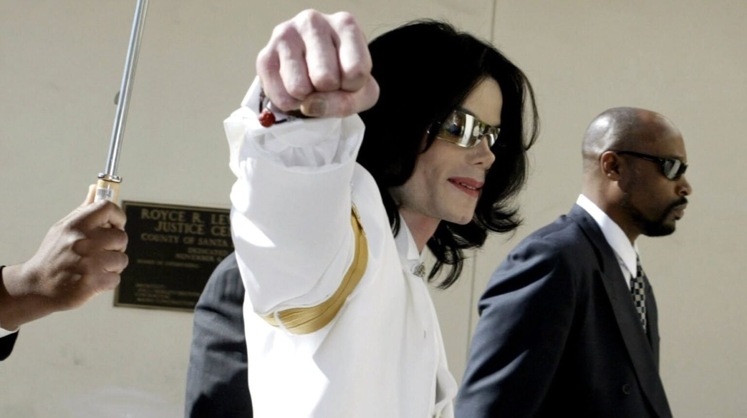 Juiz bloqueia acesso completo a arquivo criminal de Michael Jackson de ...